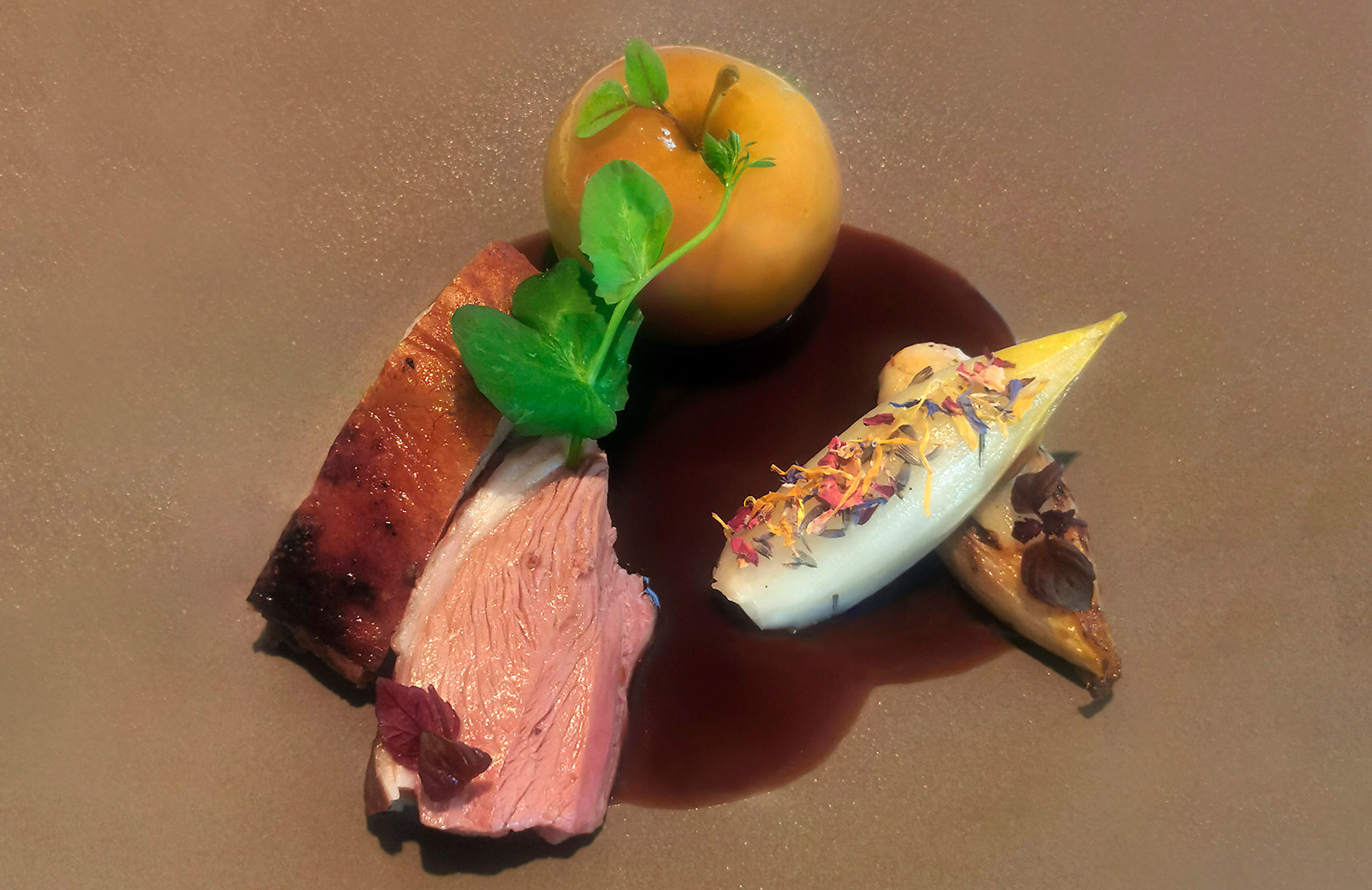 Celtic lamsbout met tijmhoning en za’atar, witloof uit volle grond en ...