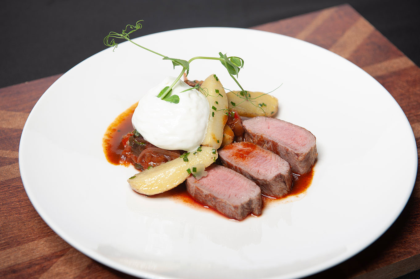 Lamsfilet, caponata, spuma van mozzarella, jus met zongedroogde ...