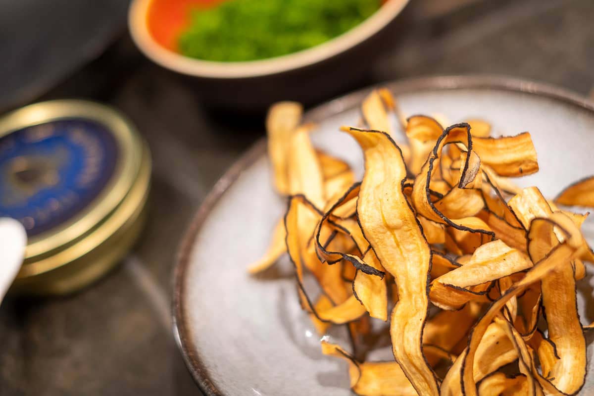 Gebakken zeewolf met schorseneren, kaviaar en Kasteel Donker. | The ...