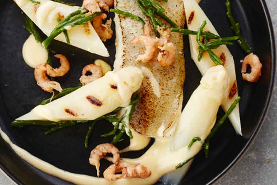 Steenbolk met asperges, zeekraal, mousseline en garnalen | The ...
